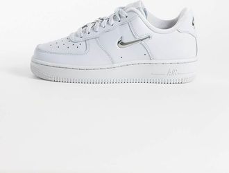 Nike Air Force 1 07 baskets en gris clair et argent m&eacute;tallis&eacute;-Blanc