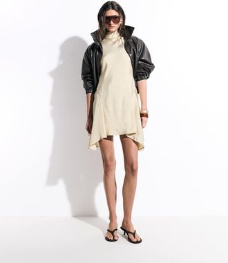 Asos robe courte &agrave; col montant avec ourlet pointes de mouchoir couleur cr&egrave;me-Jaune