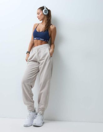 Nike s-Jogger aus Polar-Fleece in Beige-Wei&szlig;