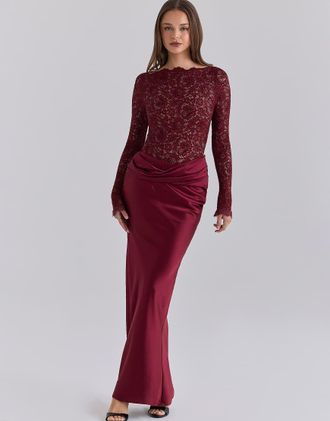 House of CB Yasmeen robe longue drap&eacute;e en dentelle et satin couleur cabernet-Rouge