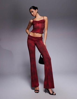 I.AM.GIA Beau - Pantalon densemble &eacute;vas&eacute; &agrave; imprim&eacute; avec coupe en V et bordure en dentelle double - Rouge