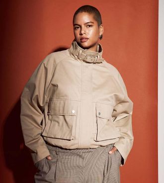 Asos Curve ASOS DESIGN Curve trench court utilitaire ann&eacute;es 80 en pierre fonc&eacute;e-Neutre