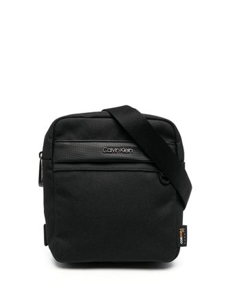 Calvin Klein sac port&eacute; &eacute;paule &agrave; plaque logo - Noir