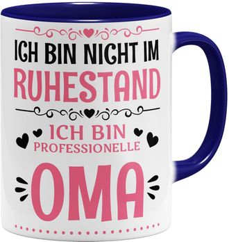 OM3 Lustige Kaffee-Tasse mit Spruch - Ich bin nicht im Ruhestand ich bin professionelle Oma - Keramik Becher - 11oz 325ml - Beidseitig Bedruckt - Dunkelbl