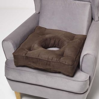 Homescapes Entlastungs-Kissen braun 50x50 cm, orthopädisches Sitzkissen mit Aussparung, Lochkissen Steißbein, Hämorrhoiden-Kissen mit Velours-Bezug