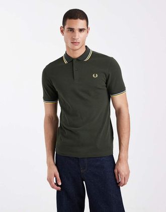 Fred Perry Polohemd in Khaki mit doppeltem Kontraststreifen und Logo-Gr&uuml;n