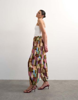 Topshop Pantalon cargo en lin &agrave; imprim&eacute; abstrait - Marron-Brown