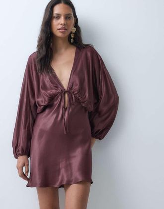 Asos mini-robe en satin &agrave; d&eacute;collet&eacute; plongeant et manches chauve-souris couleur chocolat-Blanc