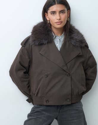 Gina Tricot Gina Tricot Jacke mit faux-fur-Kragen in Dunkelbraun