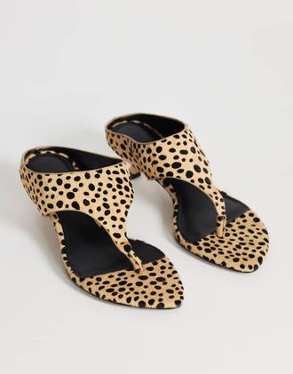 Topshop Nancy Zehenstegsandale mit mittelhohem Absatz in Karamell mit Dalmatiner-Print aus Echtleder-Neutral