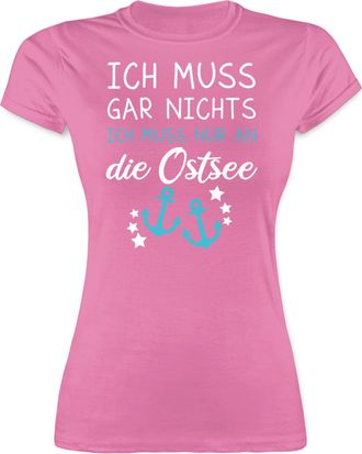Shirtracer Shirt Damen - Spr&uuml;che Statement - Ich muss gar Nichts ich muss nur an die Ostsee - Maritime Ostsee Geschenkideen - L - Rosa - Geschenke Funshirts mit 