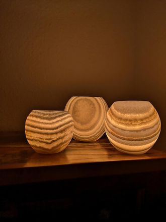 Maison Zoe Teelichthalter Alabaster-Stein Kugel Rund gro&szlig; Natur - handgeschnitzte Kerzenhalter - Deko - Windlichthalter