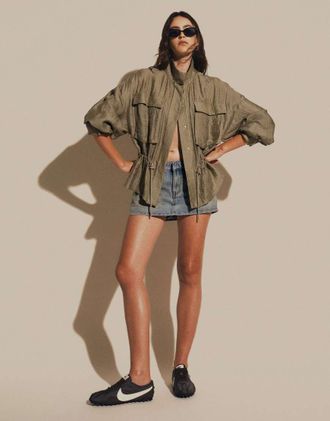Asos Strukturierte Hemdjacke in Gr&uuml;n mit Kordelzug in der Taille und Stehkragen