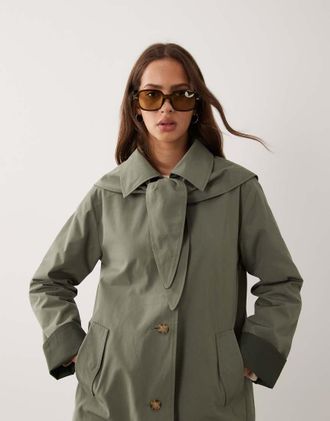 Abercrombie & Fitch A-Linien-Cropped-Trenchcoat mit Schal-Detail in Khaki-Gr&uuml;n