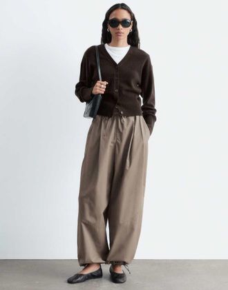 & Other Stories pantalon parachute avec liens &agrave; la cheville en taupe-Marron