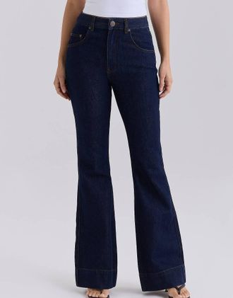 House of CB ausgestellte High-Rise-Jeans in dunkler Waschung-Blau