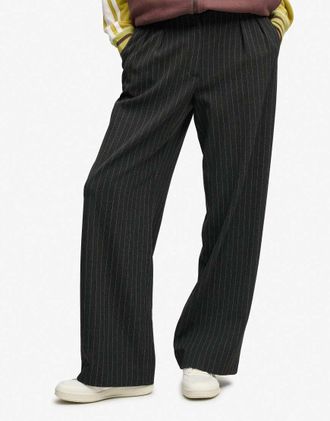 Superdry Hose in Anthrazit mit Nadelstreifen und mittelhohem Bund-Grau