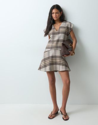 Asos Robe courte babydoll &agrave; col V avec ourlet &agrave; volants &agrave; carreaux marron-Multi