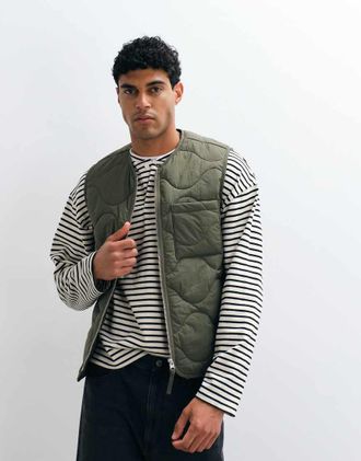 Arket Steppweste in Khaki mit Rei&szlig;verschluss vorn-Gr&uuml;n