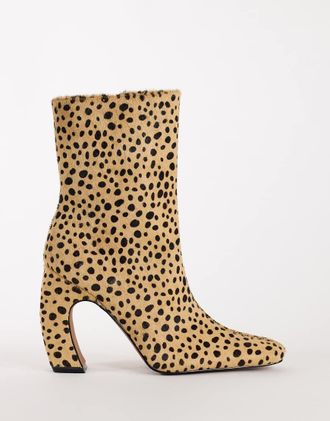 Topshop Karter Stiefelette aus echtem Leder mit geschwungenem Absatz in Karamell-Dalmatiner-Optik-Neutral