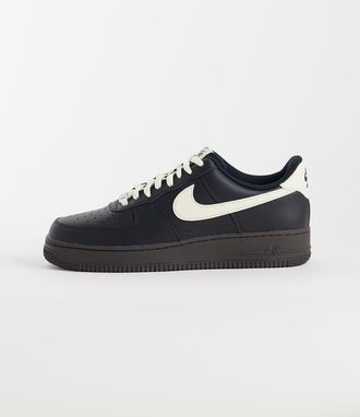Nike Air Force 1 07 ESS Sneaker in Schwarz und Braun
