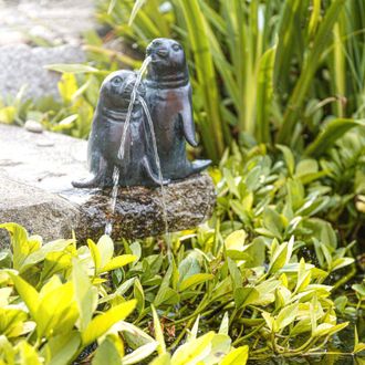 Esotec Esotec - Wasserspeier seehundpaar mit Solar Teichpumpe 5 Watt Wasserspiel 101656
