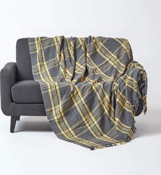 Homescapes Tagesdecke mit Tartan-Muster, Sofa- und Sessel-Überwurf 150 x 200 cm mit Fransen, weiche Wohndecke aus 100% Baumwolle, Schottenmuster, gelb-grau karie