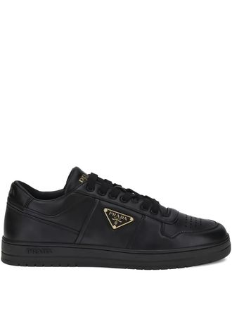 Prada baskets en cuir &agrave; plaque logo - Noir