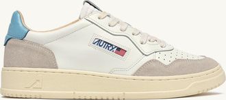 Autry BASKETS MEDALIST LOW EN DAIM ET CUIR BLANC ET FORGET ME NOT