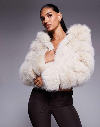 Azalea Wang Azalea Wang - Jolene - Kurz geschnittener Mantel aus Kunstpelz in Creme mit Kapuze-Weiß