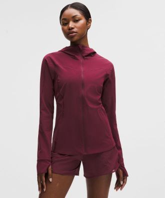 lululemon Mist Over Windbreaker f&uuml;r Frauen - Gr&ouml;&szlig;e 10 in Burgundy Bay