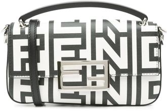 Fendi Hobo Bags - Marc Jacobs Nappa Vitello King Logo Print Baguette - Gr. unisize - in Wei&szlig; - f&uuml;r Damen