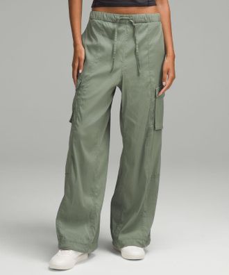 lululemon Leichte Cargohose mit mittelhohem Bund und flexibler Passform f&uuml;r Frauen - Gr&ouml;&szlig;e 2XS in Grey Eucalyptus