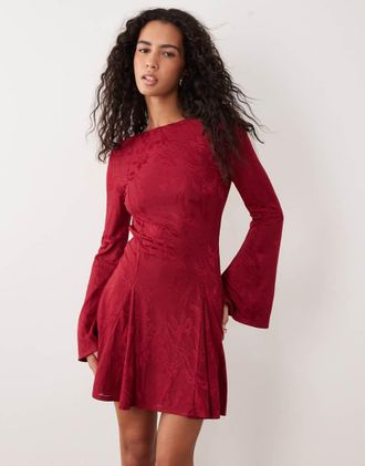 Asos robe courte &eacute;vas&eacute;e en satin jacquard fleuri avec manches &eacute;vas&eacute;es et d&eacute;tail dos nu, bordeaux-Rouge