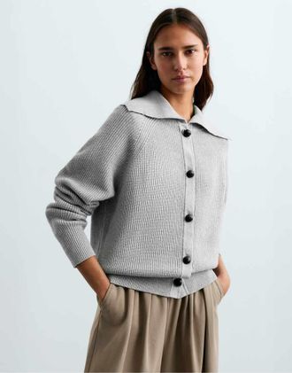 Oysho Strickjacke mit Kn&ouml;pfen in Hellgrau