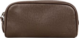 Louis Vuitton Crossbody Bags - Louis Vuitton Brun Taiga Leather Toiletry Bag - Gr. unisize - in Braun - f&uuml;r Damen