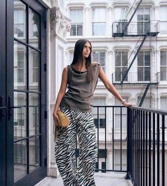 Lioness exklusive Barrel-Leg-Jeans mit Hufeisen-Schnitt und Zebra-Print in Mono-Multi