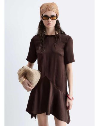 & Other Stories Robe courte en tissu satin&eacute; avec taille basse et ourlet mouchoir - Marron chocolat