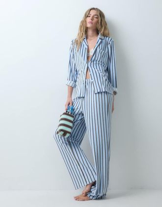 Loungeable gem&uuml;tliches Velours-Pyjama-Set mit Hemd mit Reverskragen und Hose in blauem Streifenmuster
