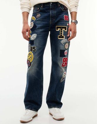 Tommy Jeans Otis Straight Multi-Logo-Jeans in Dunkelblau