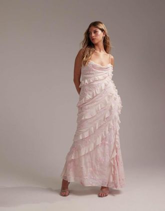 Asos Linvitée - Robe longue brodée coupée en biais avec bretelles fines et volants - Rose pastel