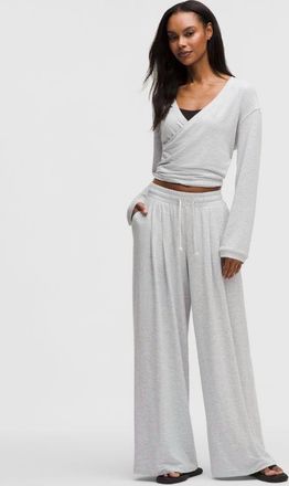lululemon BeCalm Hose mit hohem Bund, Falten und weitem Bein f&uuml;r Frauen - Gr&ouml;&szlig;e 2XS in Heathered Core Ultra Light Grey