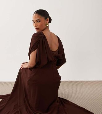 Tfnc Petite TFNC Brautjungfern Petite Chiffon-Maxikleid mit V-Ausschnitt, Drap&eacute;-&Auml;rmeln und Falten in Schokobraun