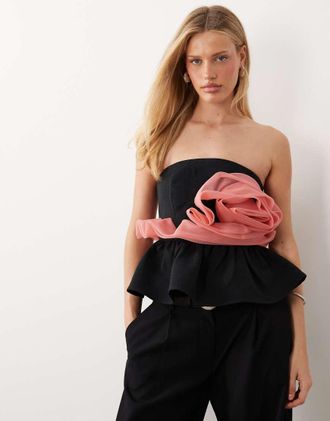 Asos Top bandeau &agrave; basque avec grosses fleurs - Noir et rose