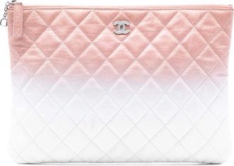Chanel Clutches - Medium CC Quilted Aged Calfskin Ombre O Case Clutc - Gr. unisize - in Gold - f&uuml;r Damen