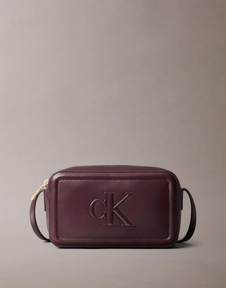 Calvin Klein Kamera-Tasche mit Riemen und markantem Logo in Schokobraun