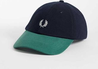 Fred Perry Pikee-Kappe mit Colourblock-Design in Marineblau und Gr&uuml;n-Navy