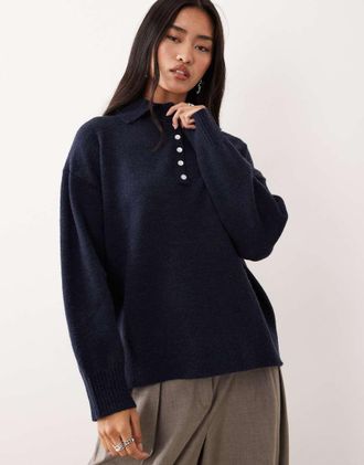 Pretty Lavish Relaxed-Fit-Strickpullover in Marineblau mit Polokragen und Knopfleiste