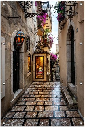 Wallario Outdoor-Poster f&uuml;r Garten oder Balkon Altstadtgasse im Regen, Motivbanner Gr&ouml;&szlig;e: ca. 80 x 120 cm, Outdoor-Bild