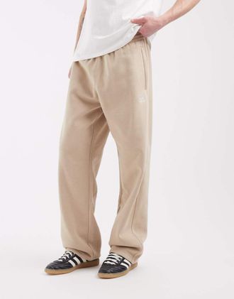 adidas Originals Essentials - Pantalon de jogging &agrave; ourlets ouverts et logo tr&egrave;fle - Kaki